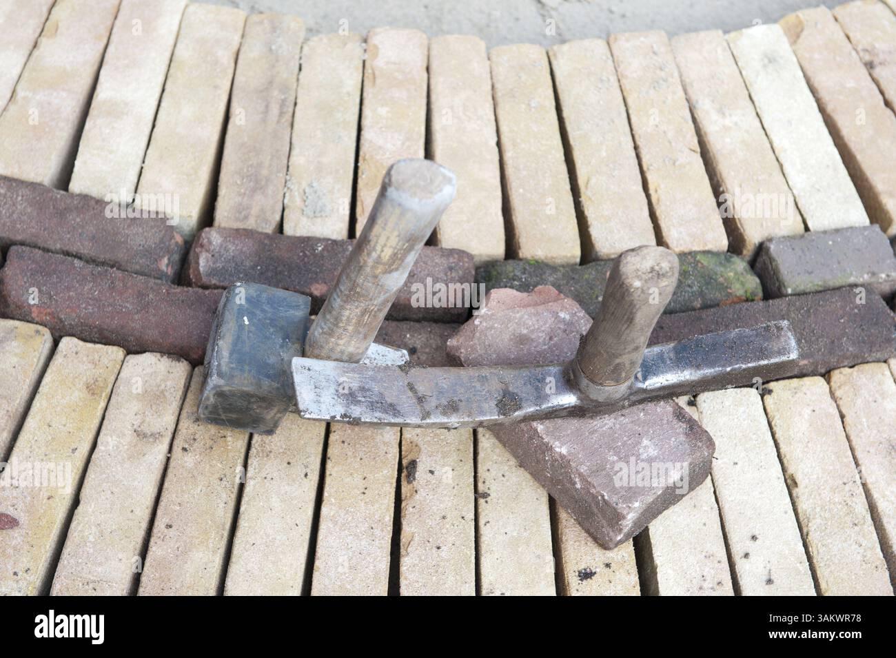 Making a new pavement circle in two colors Stock Photo - Alamy