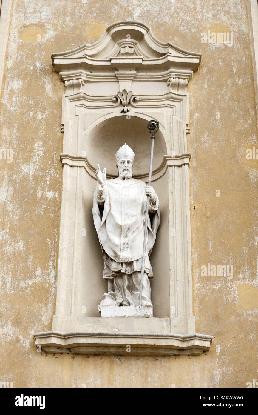 Statue of an Italian bishop in the old church Stock Photo - Alamy