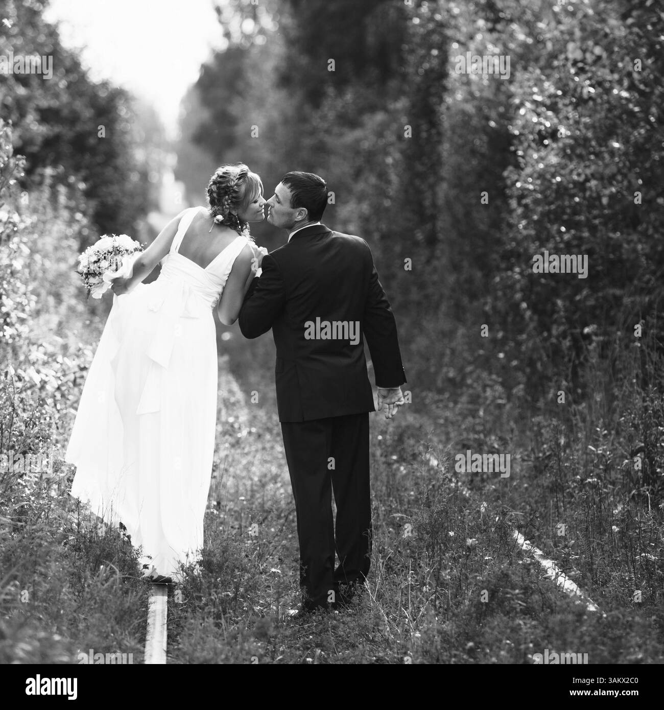 Romantic wedding couple kissing outdoors Stock Photo - Alamy