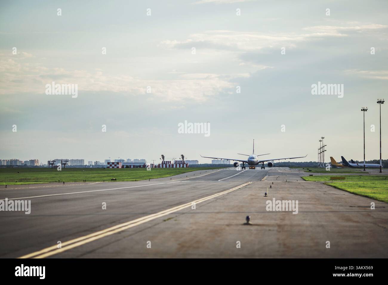 Planes move on runway takeoff hi-res stock photography and images - Alamy