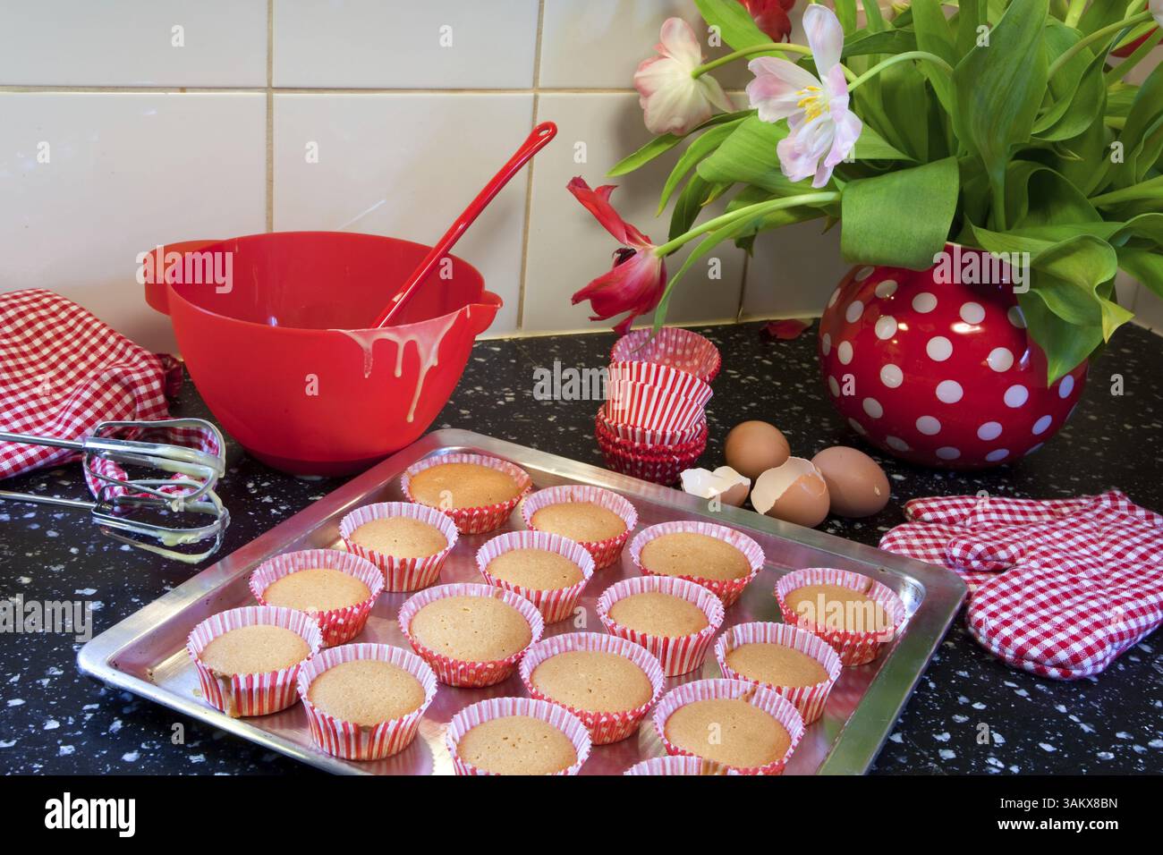 Baking fancy cakes in the kitchen Stock Photo - Alamy
