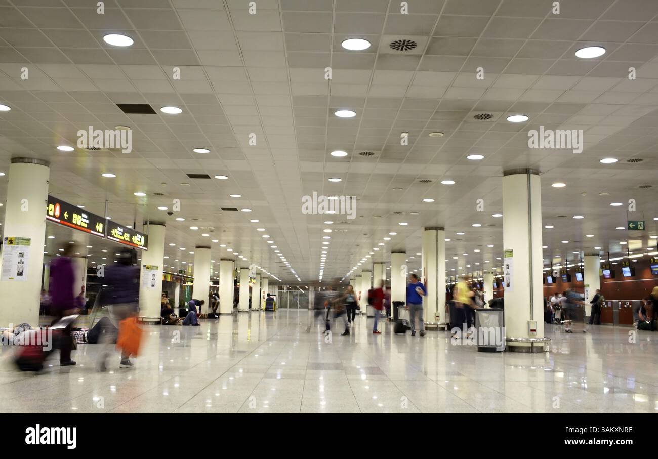 Hurry busy people in the airport lounge Stock Photo - Alamy
