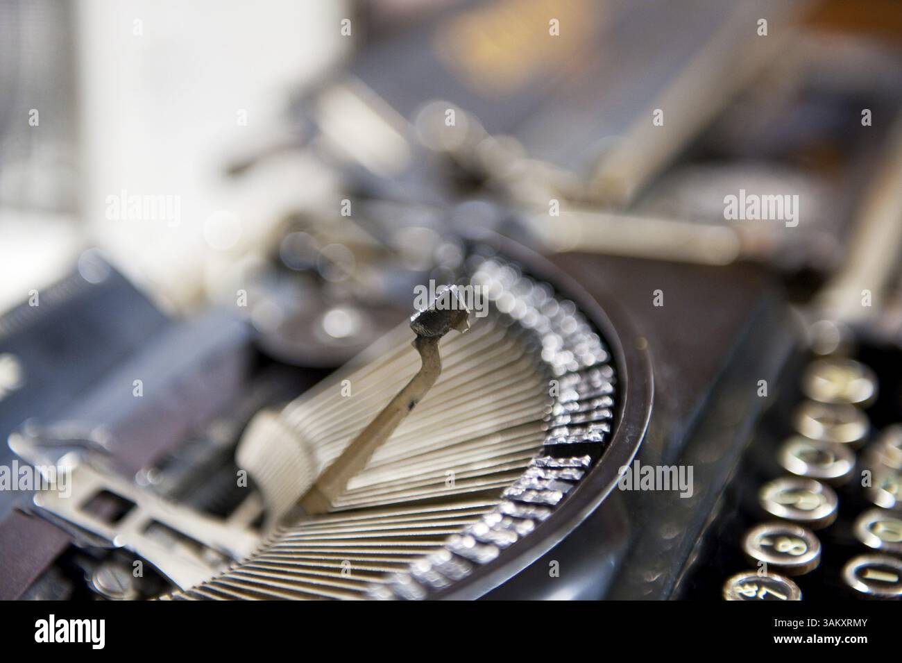 Antique type writer with one letter above Stock Photo - Alamy