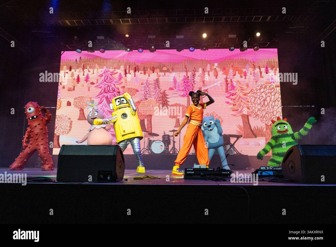 Muno, from left, Plex, Kammy Kam, Toodee, and Brobee of Yo Gabba Gabba ...