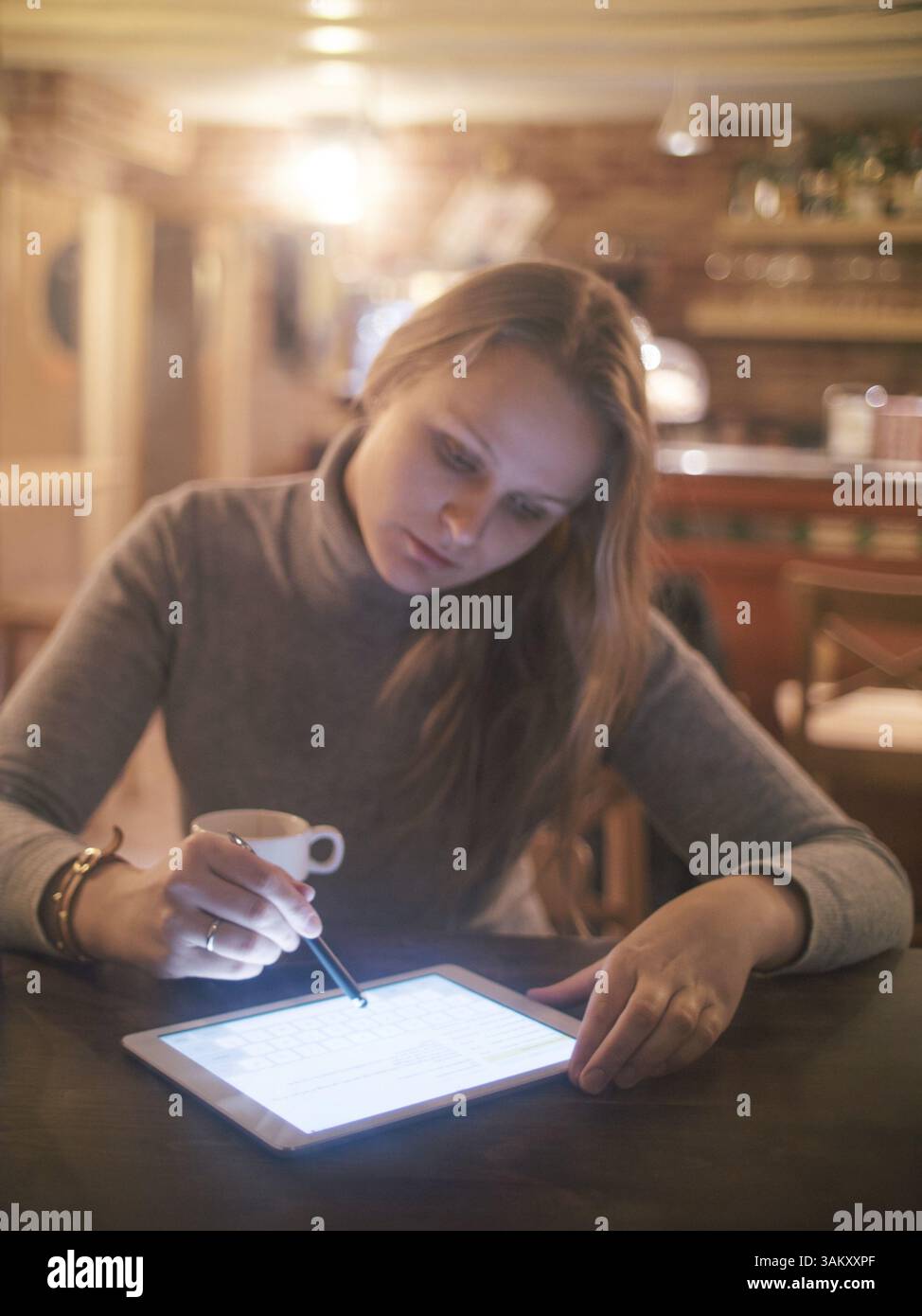 Woman typing message on pc hi-res stock photography and images - Alamy