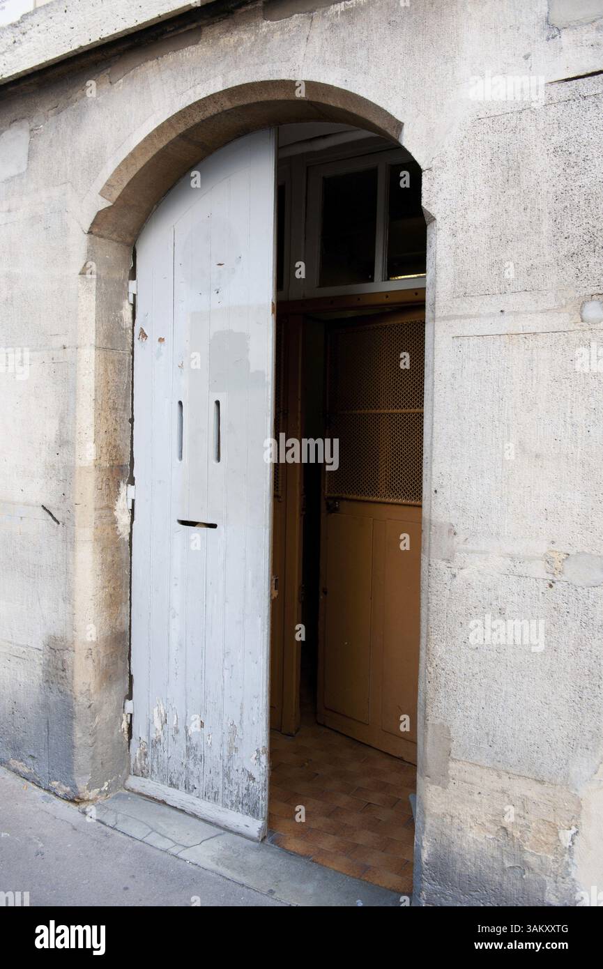 Old building open door hi-res stock photography and images - Alamy