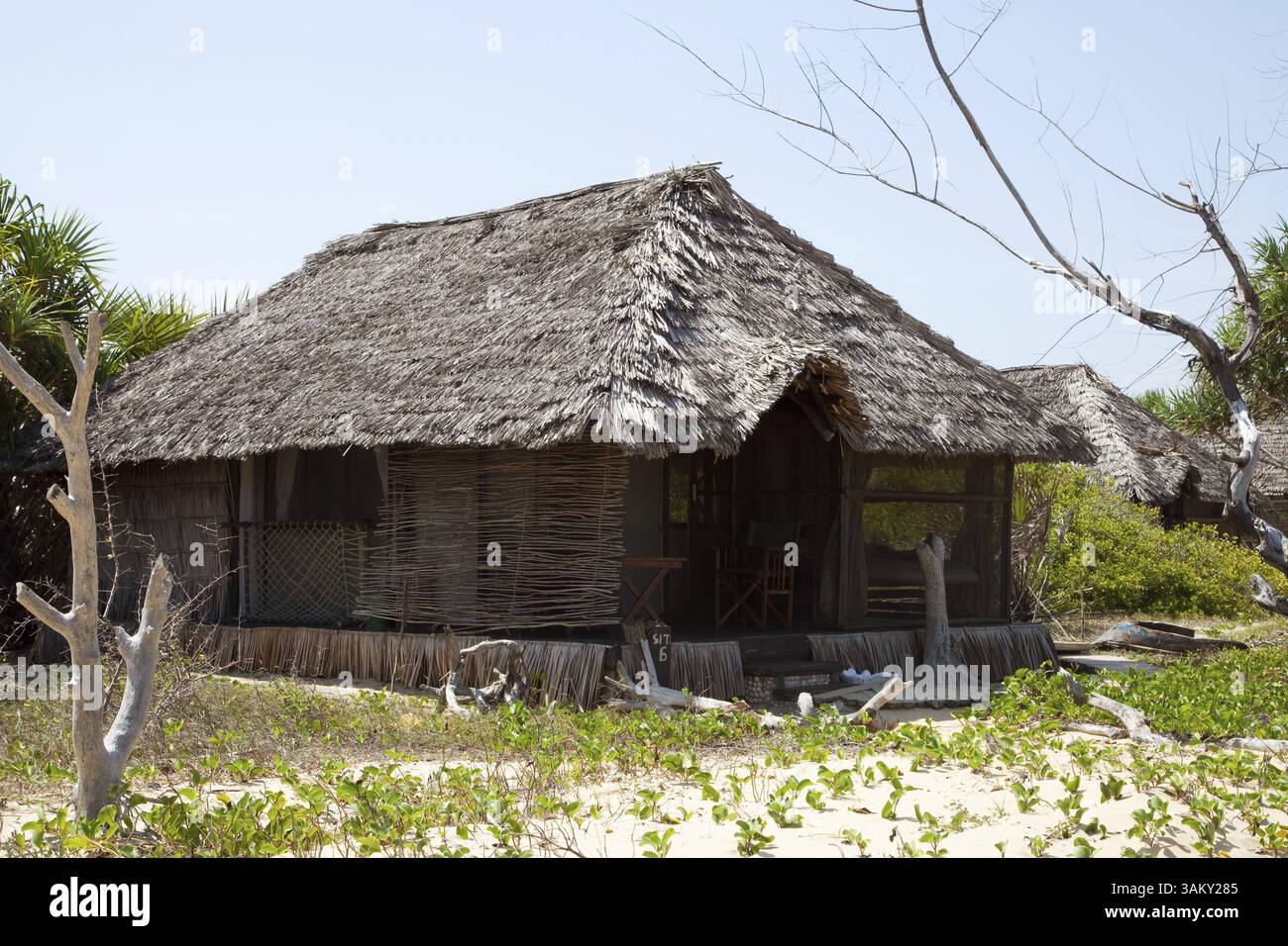 Straw typical hut in nature from TAnzania Stock Photo - Alamy