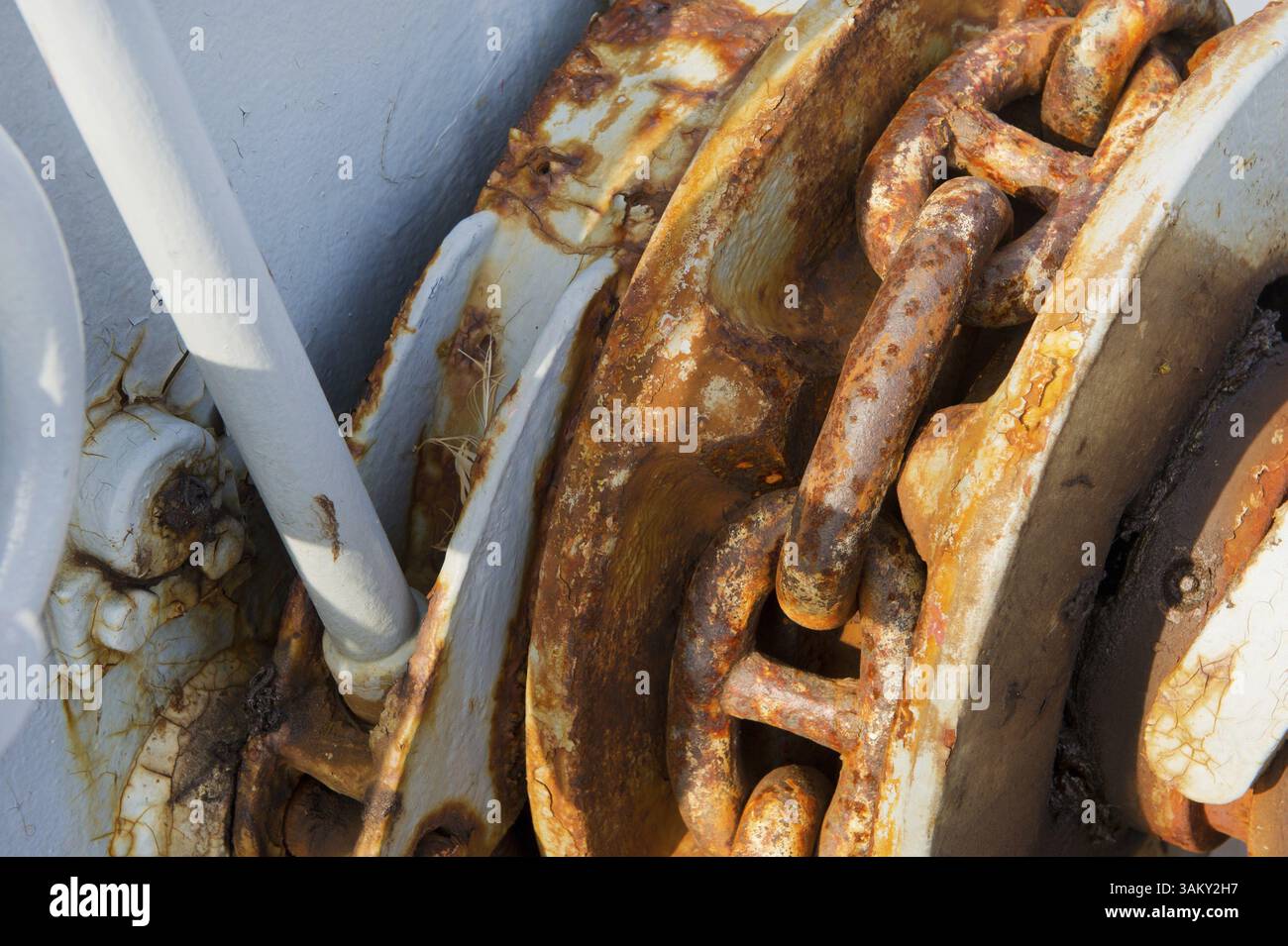 Big rusty chain close hi-res stock photography and images - Alamy
