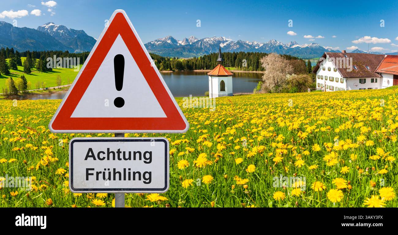 Achtung Frühling Ein Verkehrsschild warnt augenzwinkernd mit dem ...