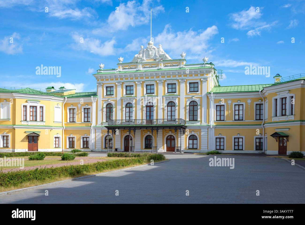 The facade of the building of the ancient Imperial travel Palace. Tver, Russia Stock Photo - Alamy