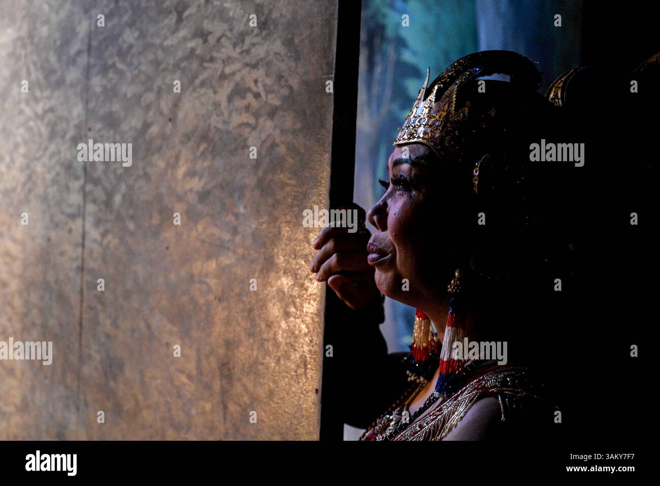 Jakarta, Indonesia. 20th Dec, 2024. A dancer prepares to perform Wayang ...