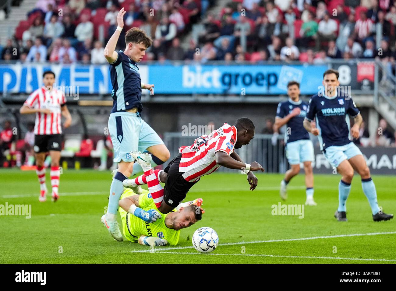 Rotterdam - Joshua Kitolano of Sparta Rotterdam is fouled by sc ...