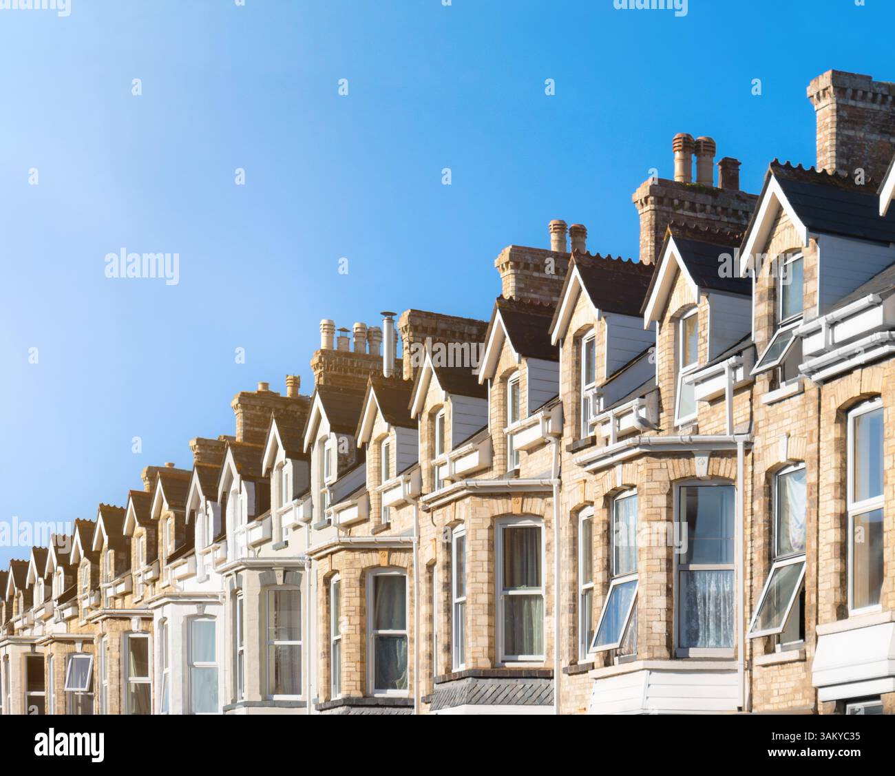 Houses on street of traditional terraced homes in neighbourhood Stock ...