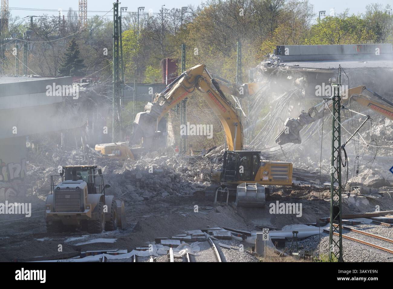 Freeway bridge freeway 100 urban freeway hi-res stock photography and ...