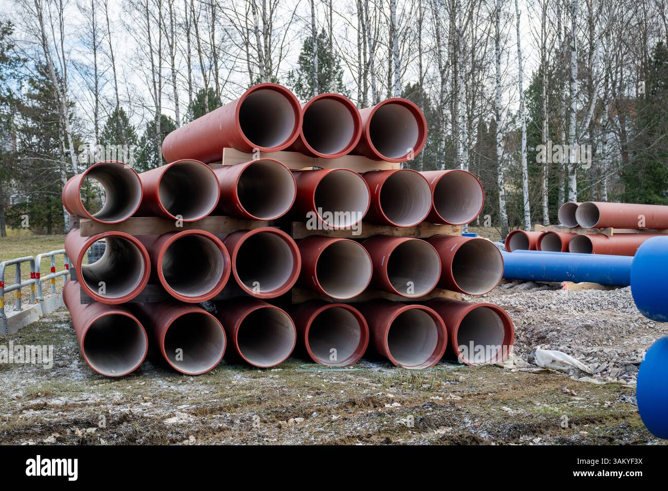 Steel pipes stacked on pallet hi-res stock photography and images - Alamy