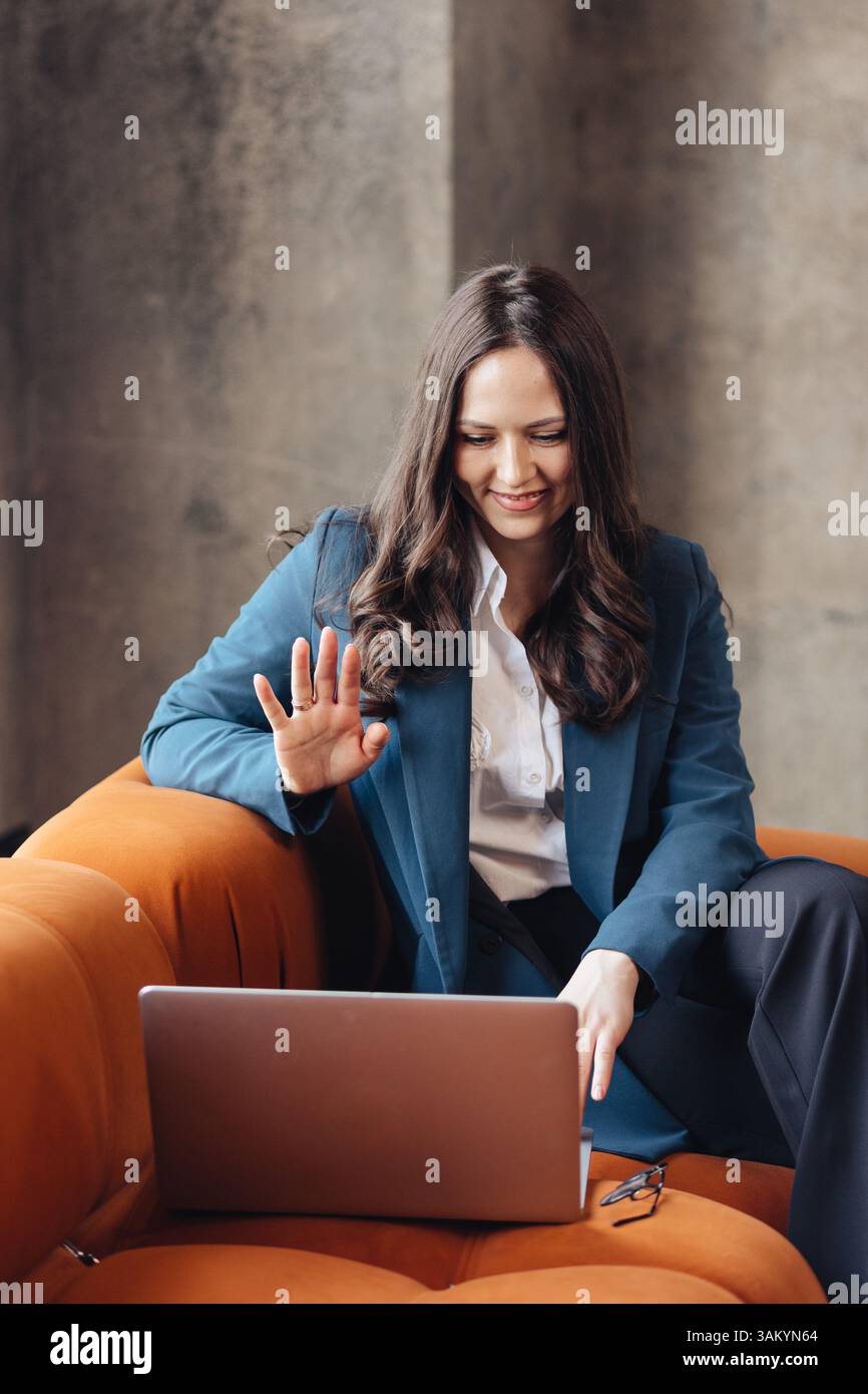 Vertical video lady talking on hi-res stock photography and images - Alamy