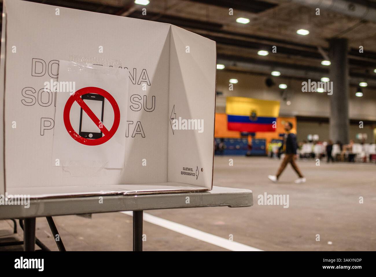 Voting cell phones hi-res stock photography and images - Alamy