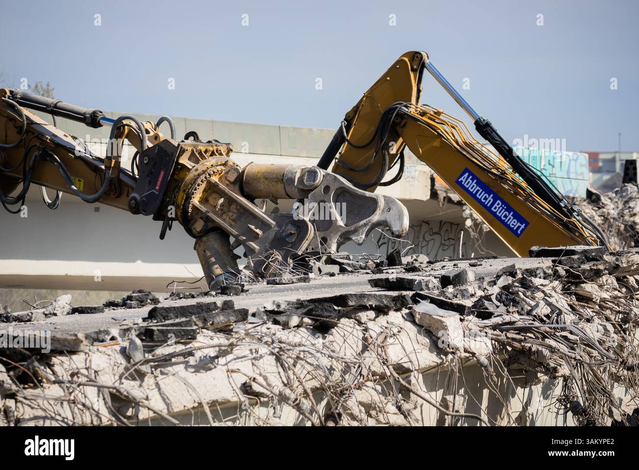 13 April 2025, Berlin: The bridge of highway 100 over the Ringbahn is ...