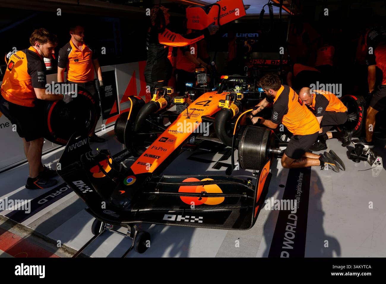 04 NORRIS Lando (gbr), McLaren F1 Team MCL39, mechanic, mecanicien ...