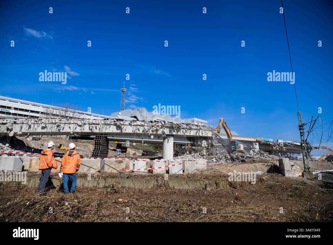Berlin, Germany. 13th Apr, 2025. The A100 bridge over the Ringbahn is ...