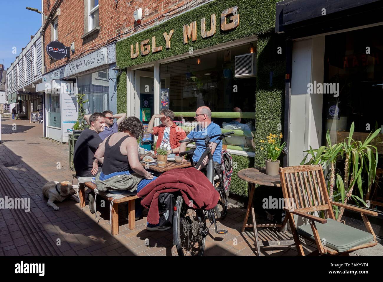 Pavement cafe UK. Church Lane, Banbury with people seated at the Ugly ...
