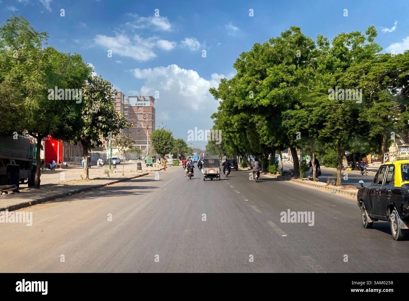 Karachi Roads and traffic in day time Stock Photo - Alamy
