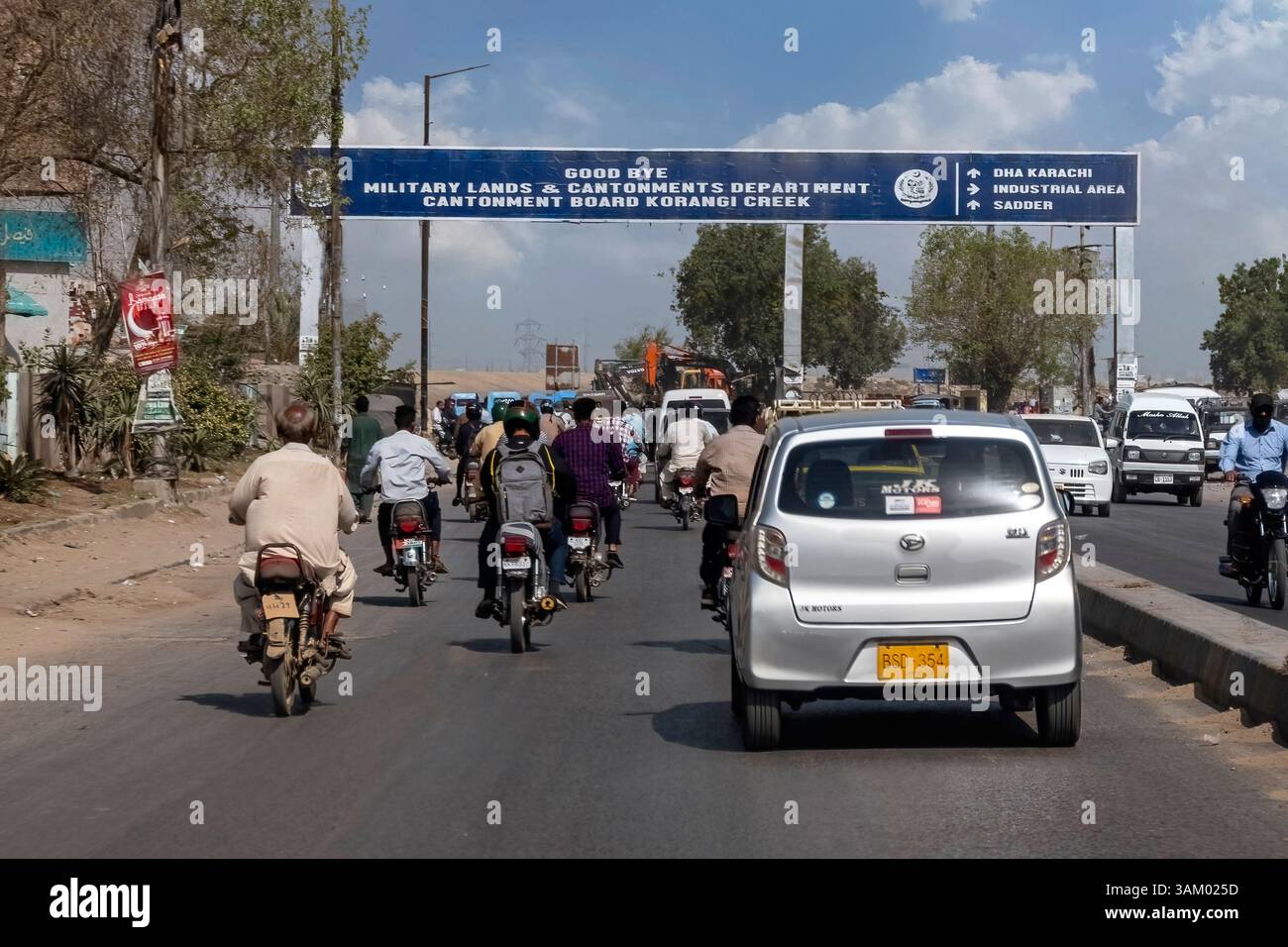 Karachi Roads and traffic in day time. Korangi creek karachi Stock ...