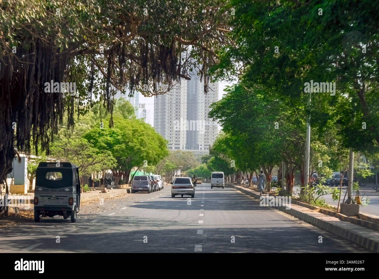 Karachi Roads and traffic in day time. green karachi Stock Photo - Alamy