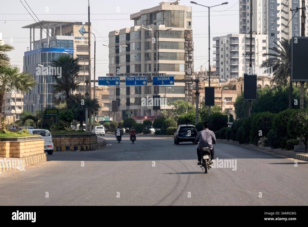 Karachi, Pakistan - April 04, 2025: Karachi Roads and traffic in day time Stock Photo - Alamy