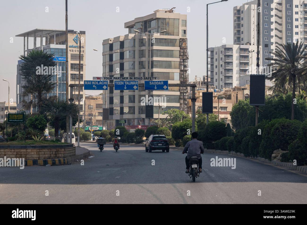 Karachi, Pakistan - April 04, 2025: Karachi Roads and traffic in day time Stock Photo - Alamy