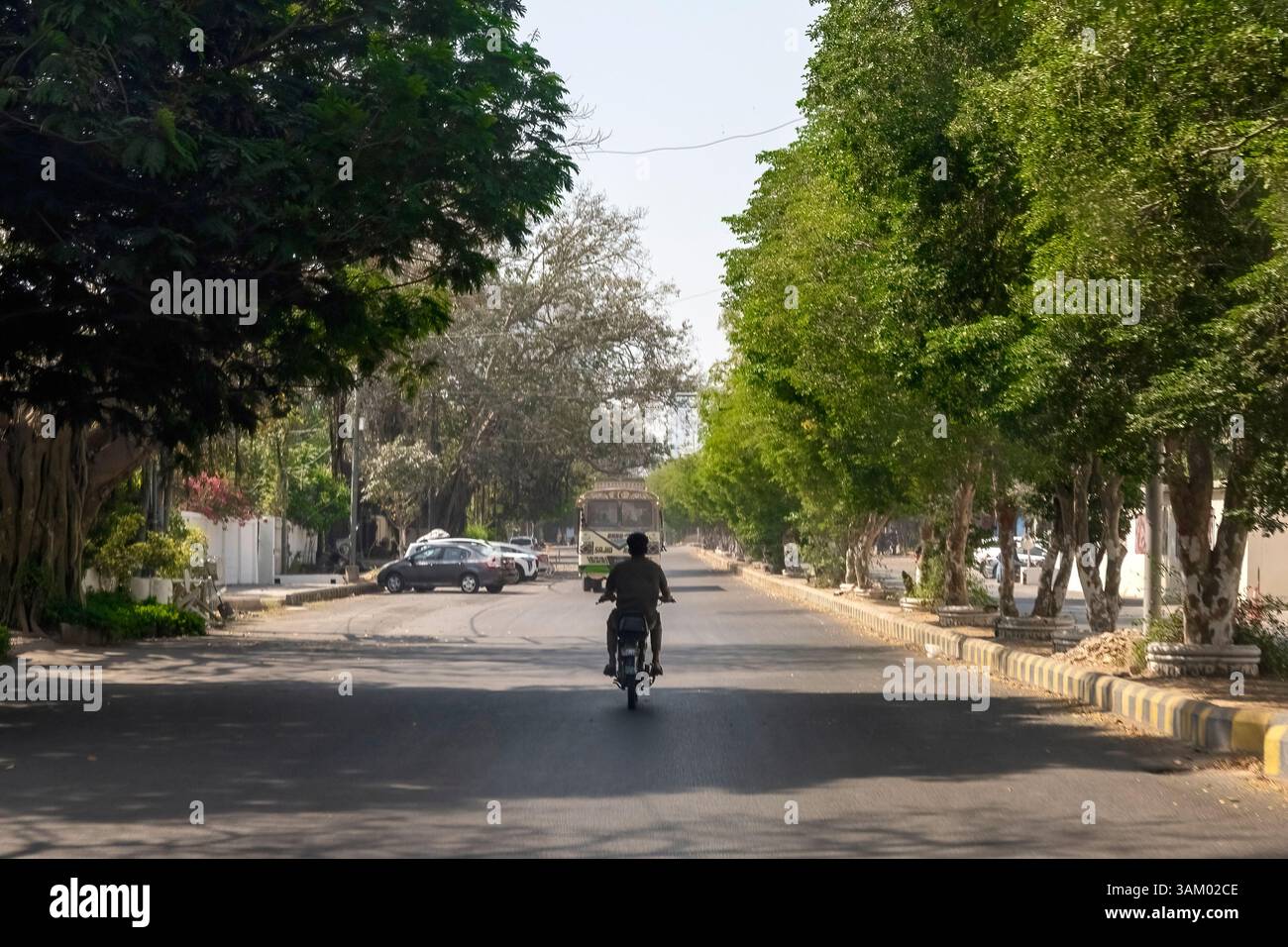 Karachi Roads and traffic in day time Stock Photo - Alamy