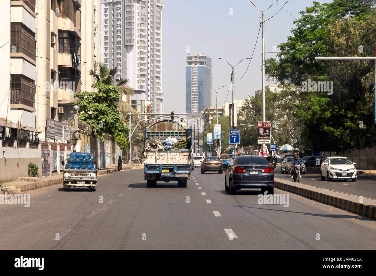 Karachi Roads and traffic in day time Stock Photo - Alamy