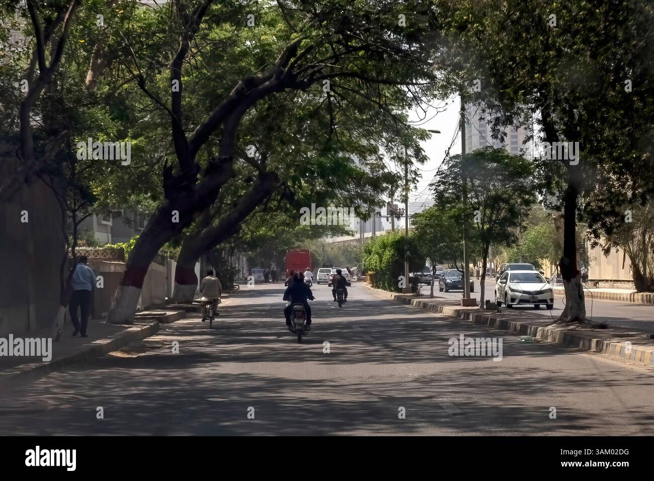 Karachi Roads and traffic in day time Stock Photo - Alamy