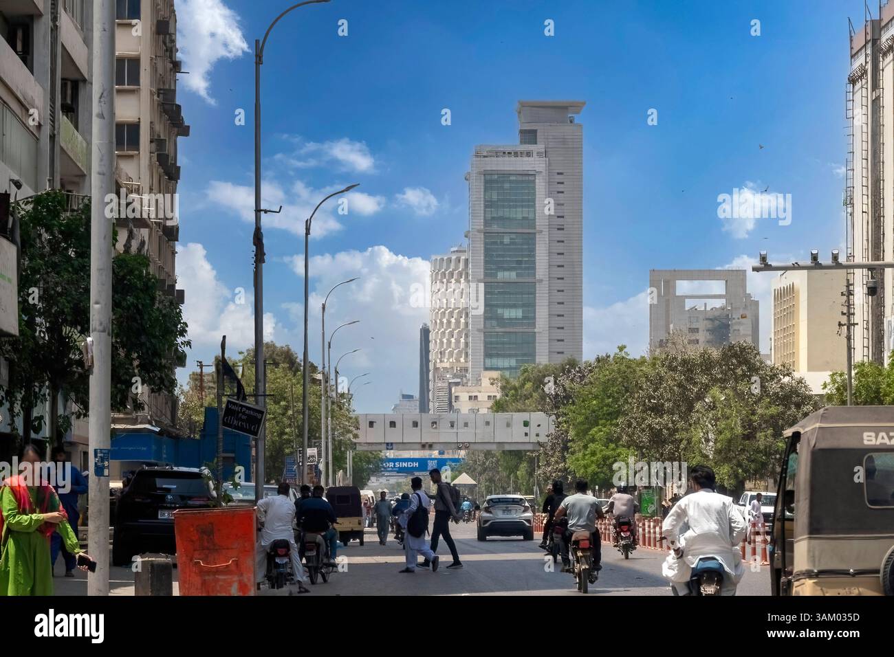 The MCB tower on I I chundrigar road. head office of the bank - Karachi ...