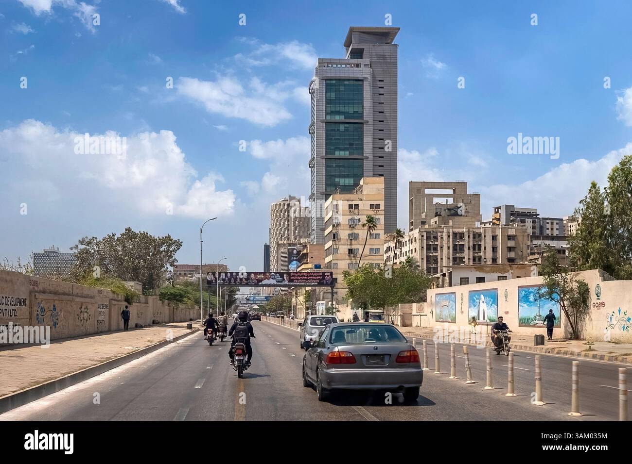 The MCB tower on I I chundrigar road. head office of the bank - Karachi ...