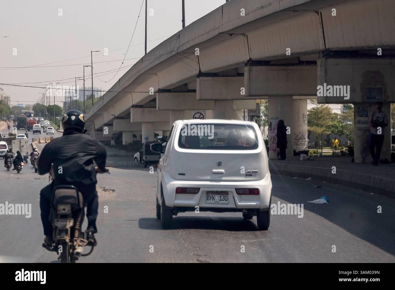 Karachi, Pakistan - April 04, 2025: Karachi bridges and underpasses ...