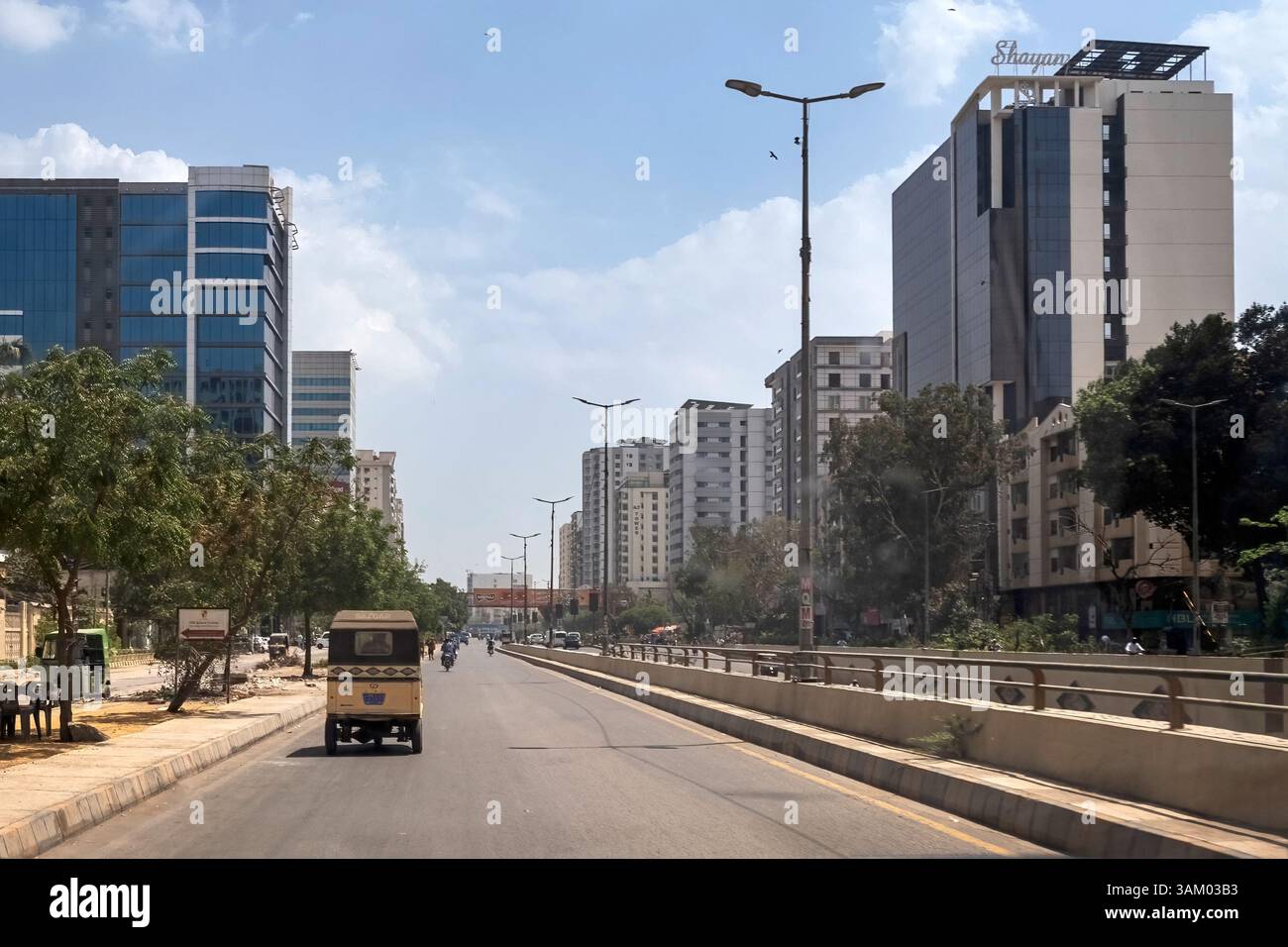 Karachi, Pakistan - April 04, 2025: Karachi roads and traffic Stock ...