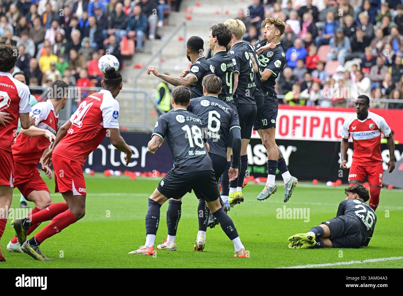 UTRECHT - Free kick FC Utrecht during the Dutch Eredivisie match ...