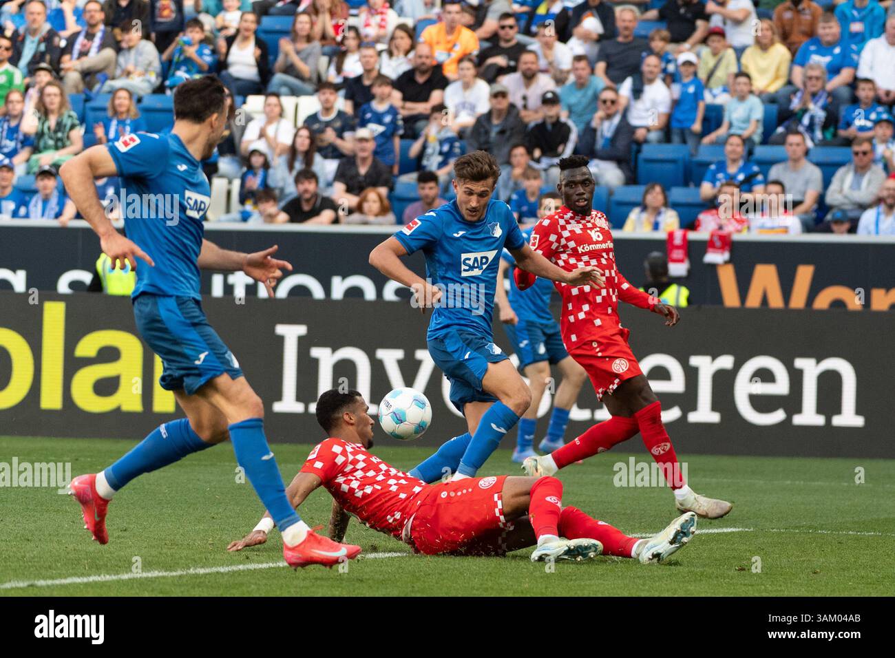 Torchance, Tom Bischof (TSG 1899 Hoffenheim, #07) re. Moritz Jenz (1 ...