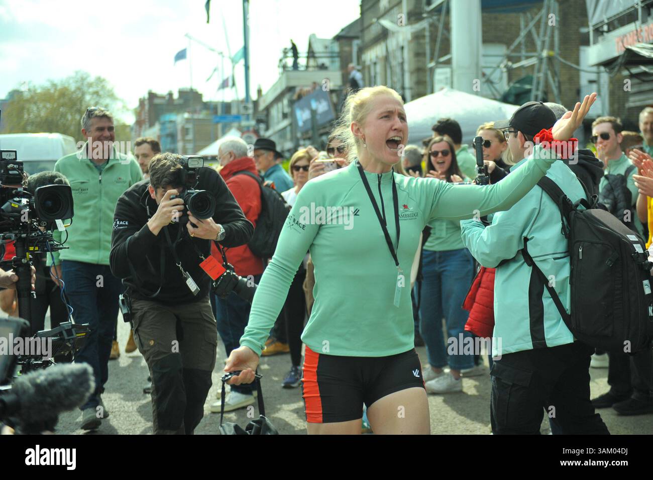 Claire Collins (USA, Peterhouse College) arriving in Putney before the ...