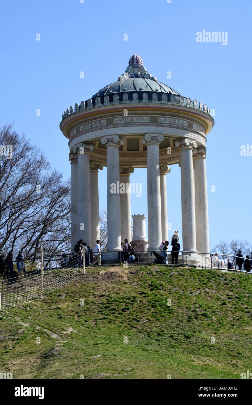 Muenchen 12.04.2025 Englischer Garten Besucher Monopteros Muenchen ...