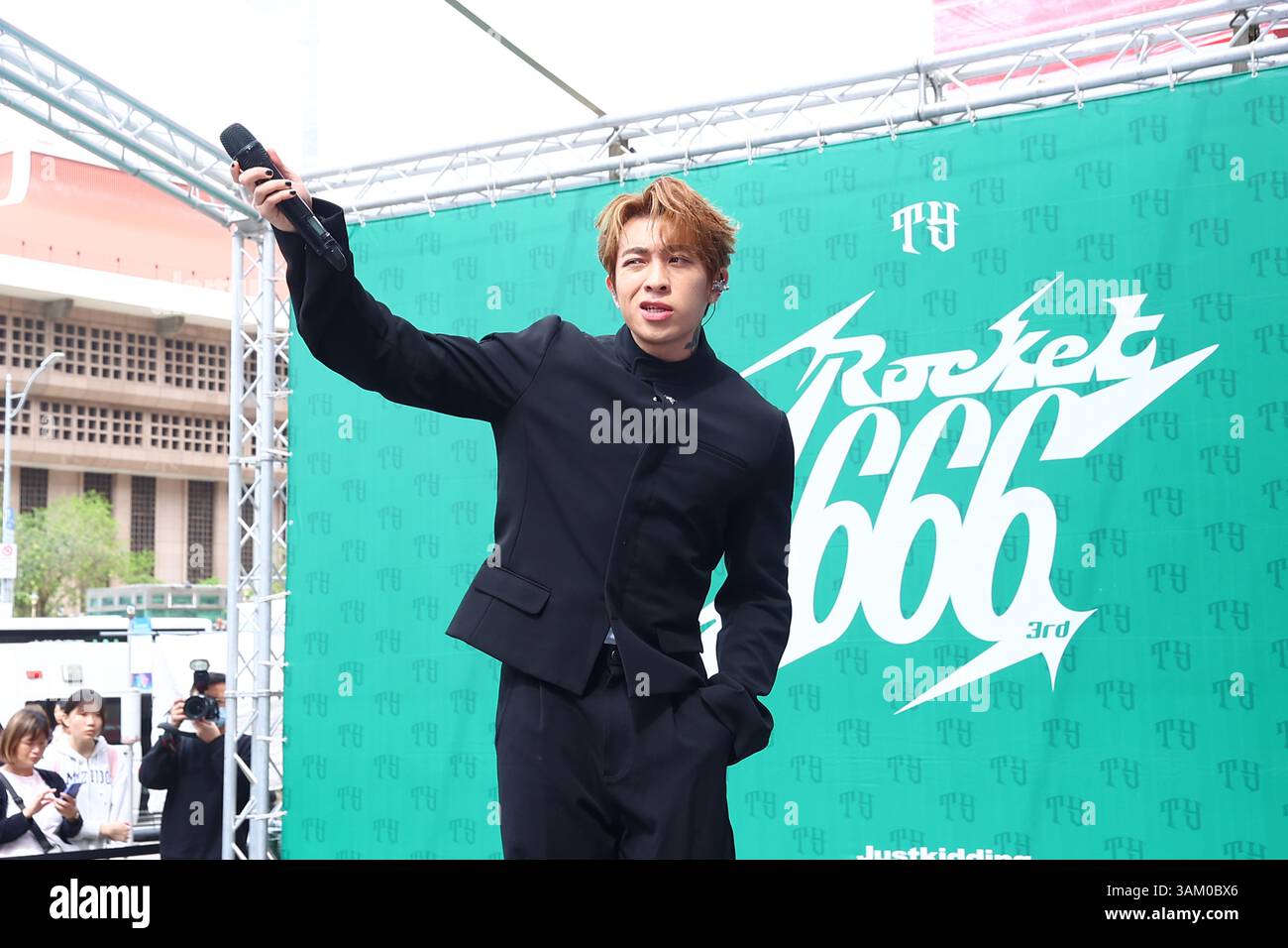 Yoshi singer hi-res stock photography and images - Alamy