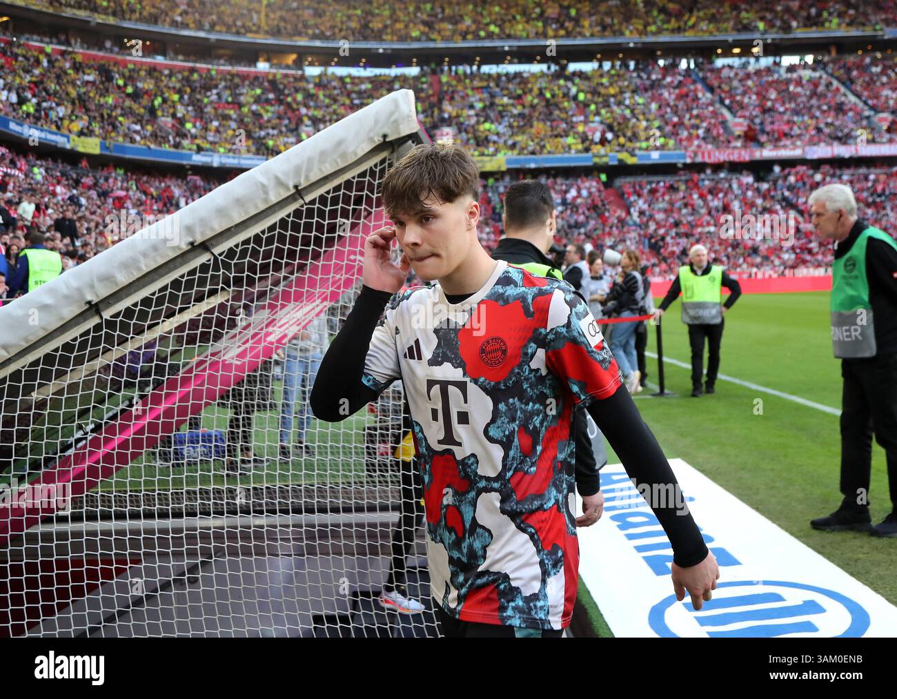 Lennart karl fc bayern munchen auf dem weg zur auswechselban hi-res ...