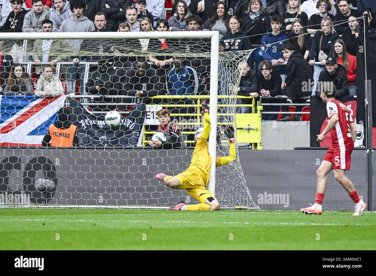 Antwerpen, Belgium. 13th Apr, 2025. Antwerp's goalkeeper Senne Lammens pictured in action during ...