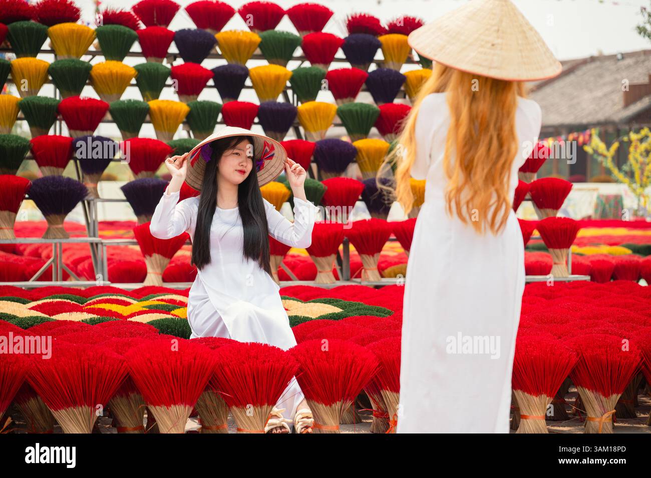 (250413) --HANOI, April 13, 2025 (Xinhua) -- A tourist poses for photos ...
