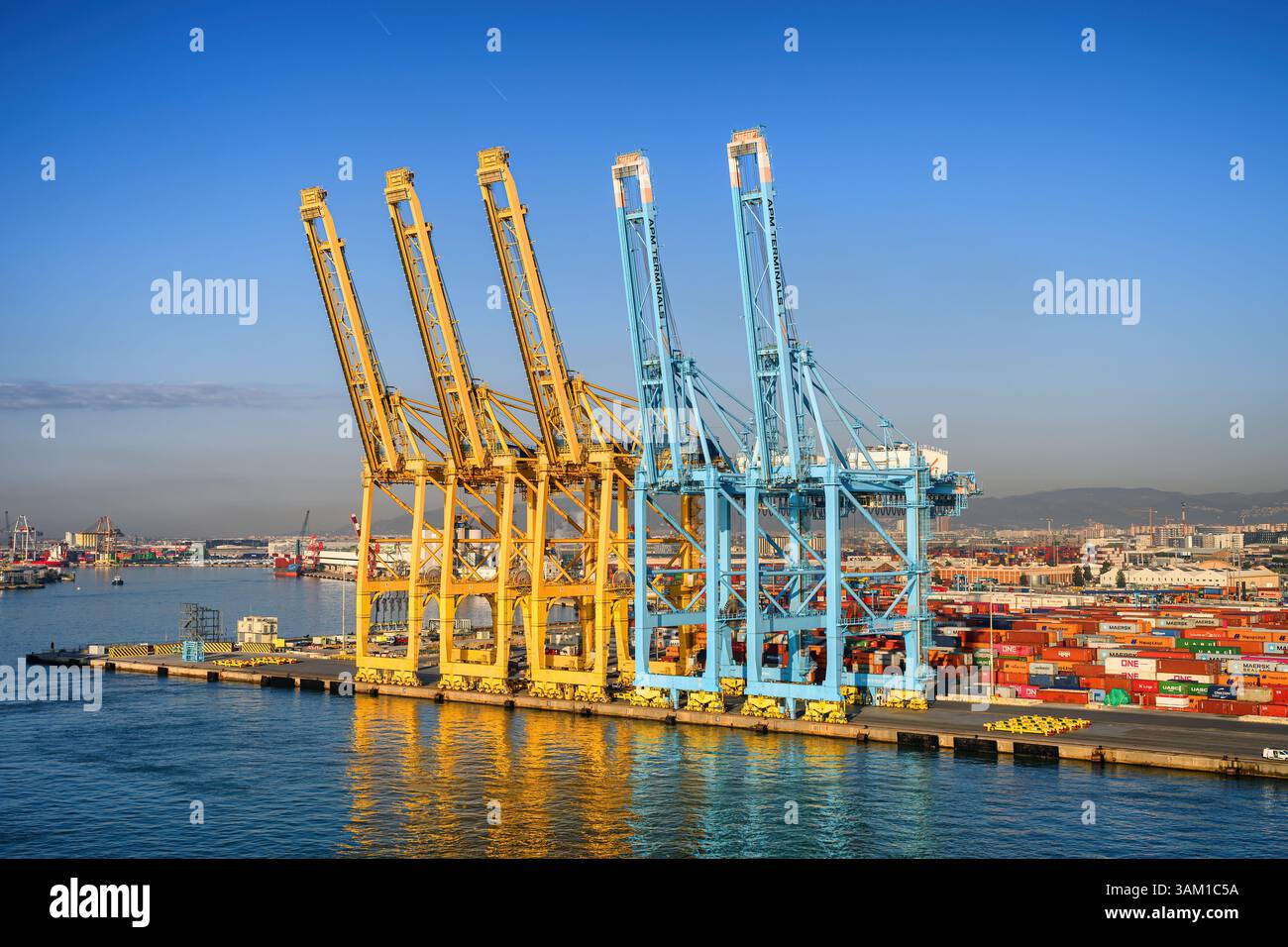 Ship-to-Shore container handling cranes at the Port of Barcelona Stock ...