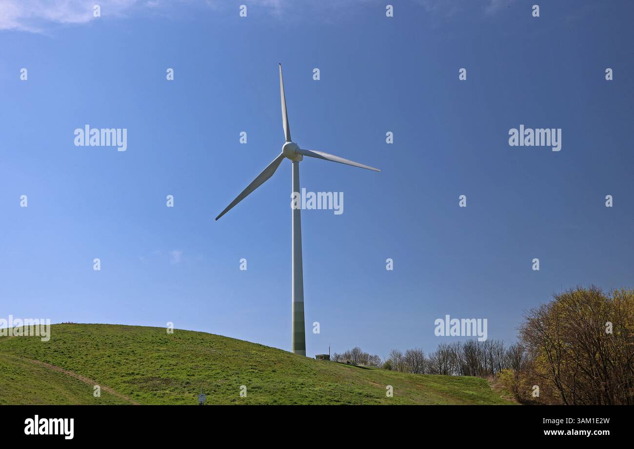 Hier im Bild die Windkraftanlage Fröttmaning, Windrad am Fröttmaninger ...
