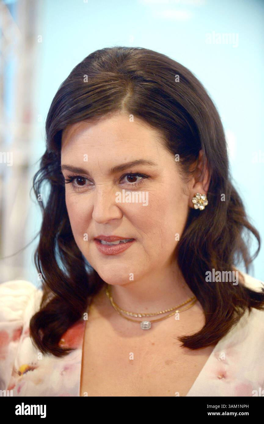 MIAMI, FLORIDA - APRIL 12: Actress Melanie Lynskey attends the 42nd ...