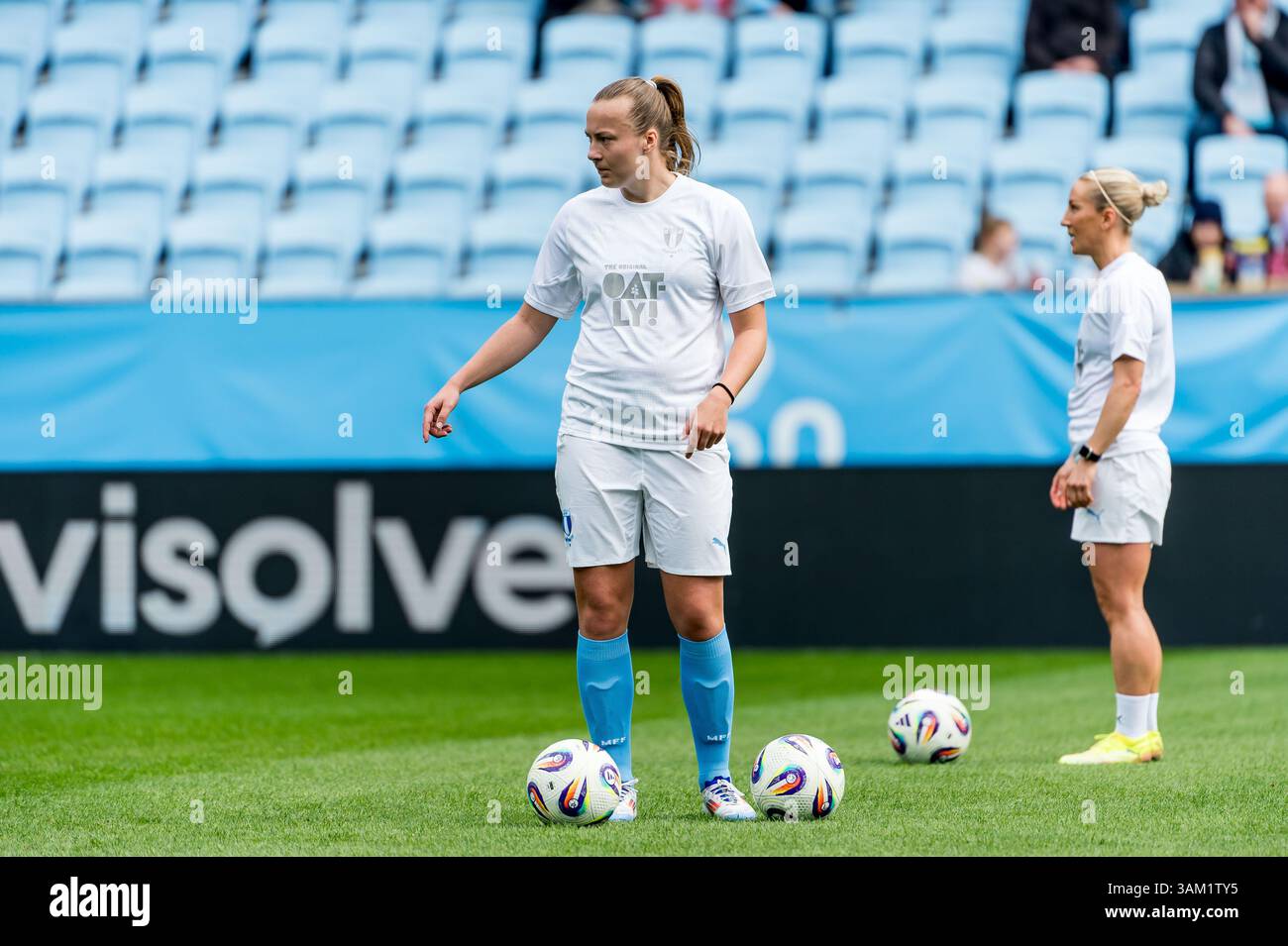 250413 Malmö FFs spelare inför fotbollsmatchen i Damallsvenskan mellan ...