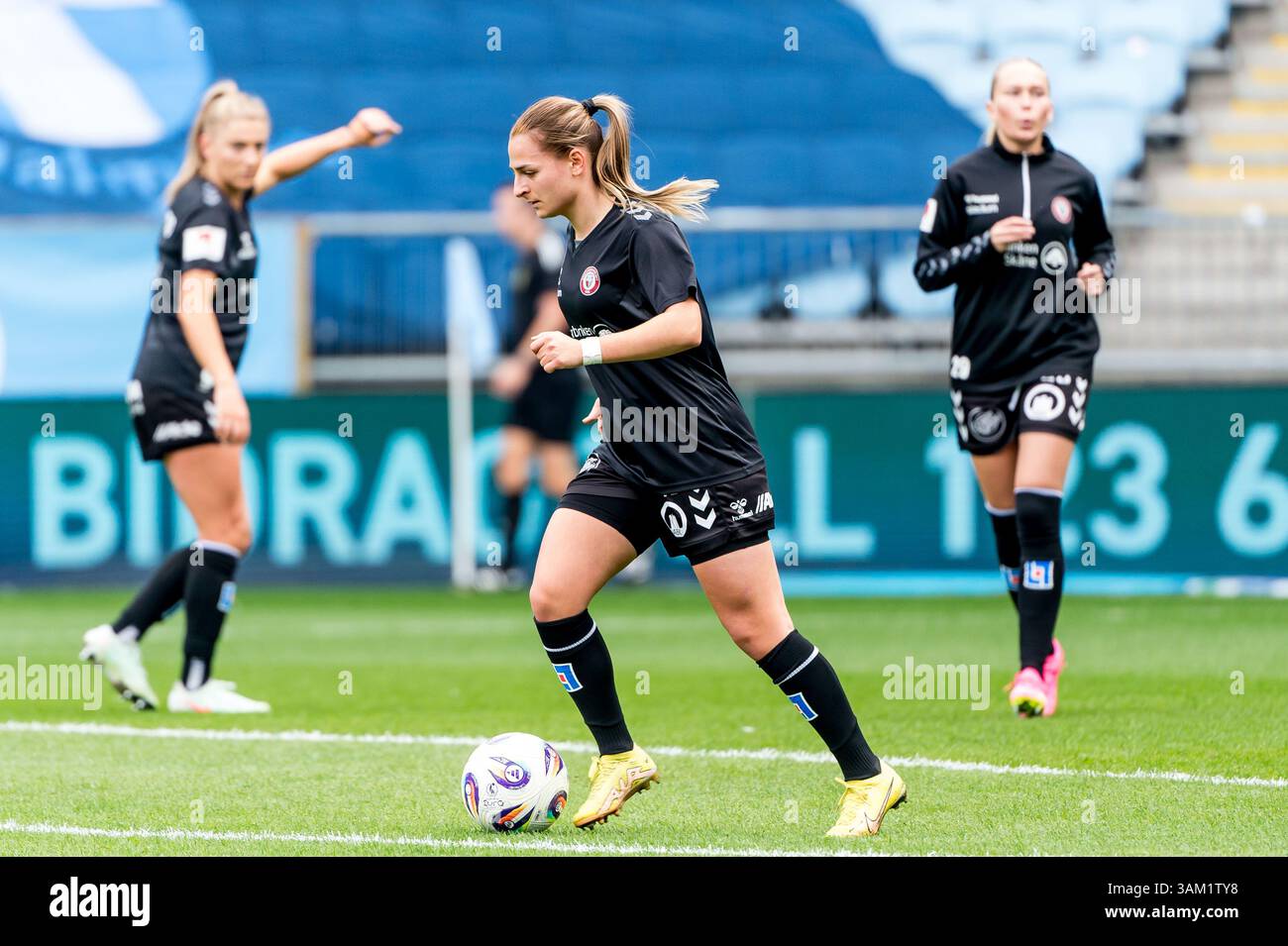 250413 Kristianstads spelare inför fotbollsmatchen i Damallsvenskan ...